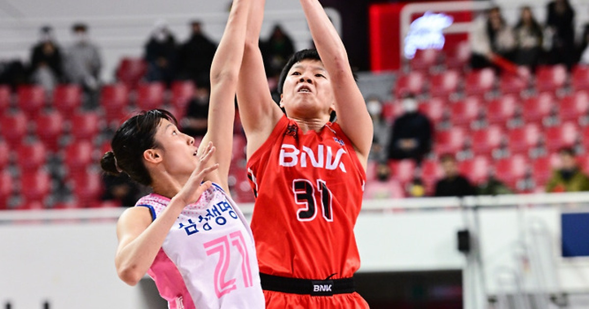 진 안의 3쿼터 괴력. 야투율 100%. BNK 자력 2위 가능해졌다. 삼성생명 20점 차 완파