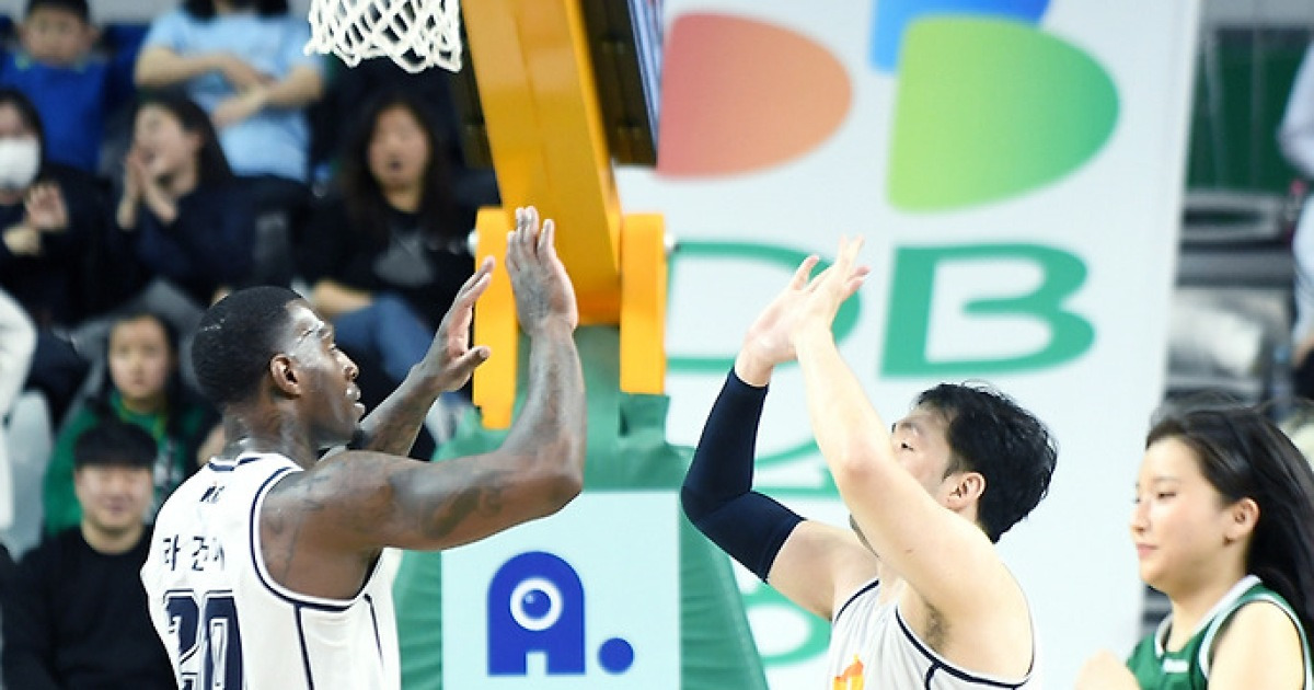 DB 잡고 2연승, KCC 6위 사수