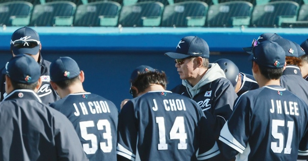 [WBC 캠프] 이강철 감독 "투수 보직은 3월 3일 SSG 경기까지 보고 결정"