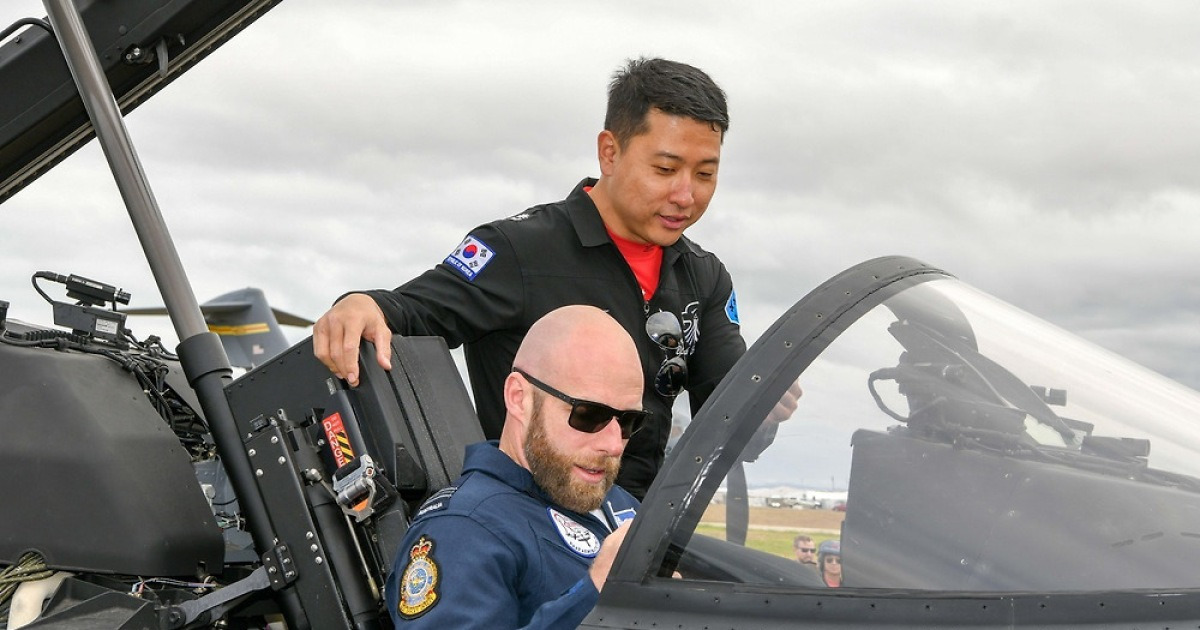 '블랙이글스의 T-50B 항공기는?'