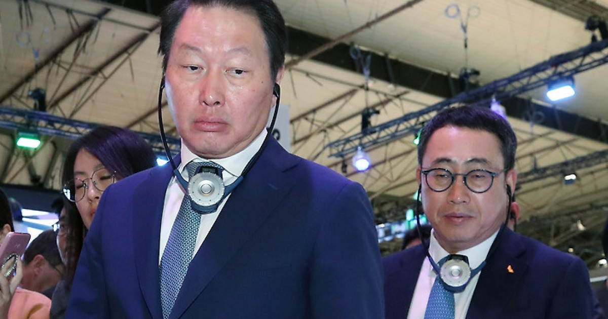 [MWC2023] SK텔레콤 부스 찾은 최태원 회장