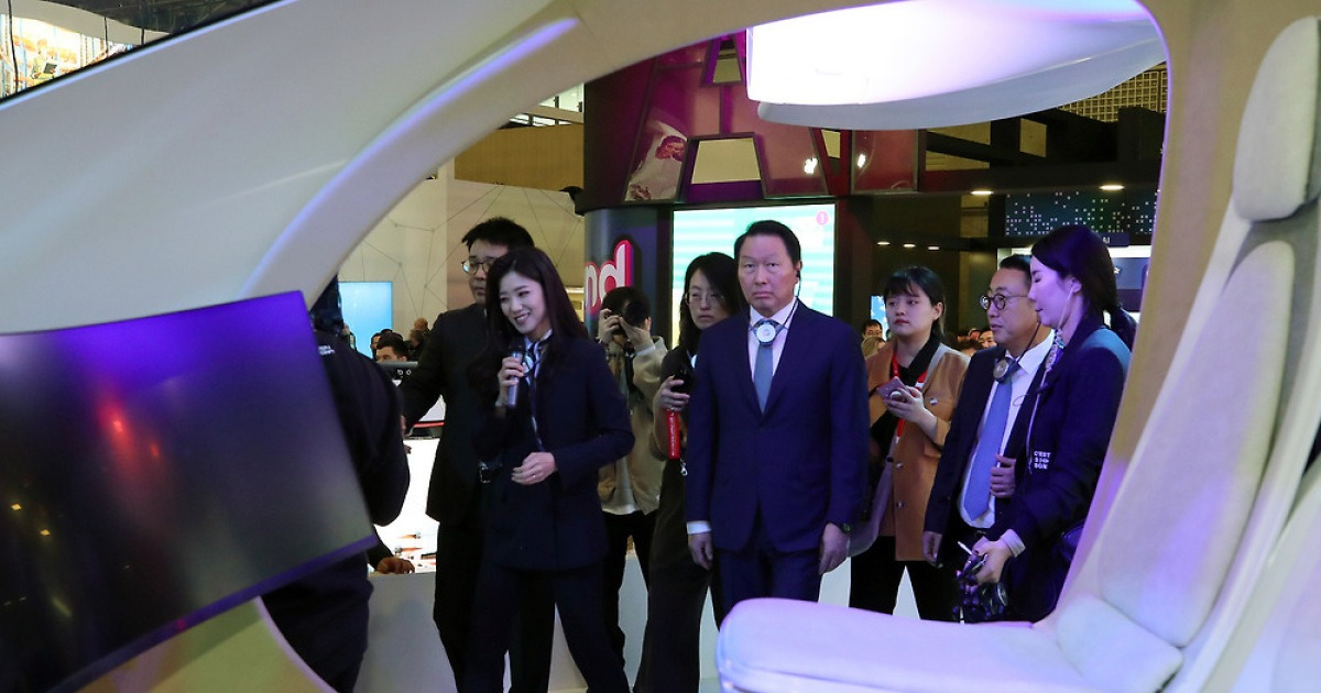 [MWC2023] UAM 기체 살펴보는 최태원 회장