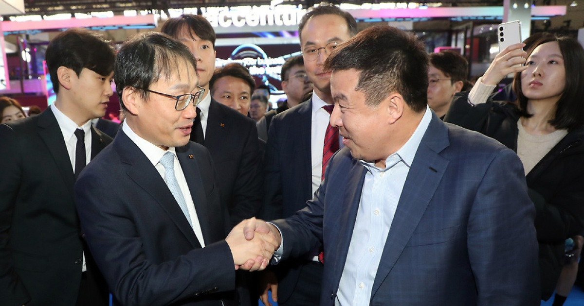 [MWC2023]KT부스 찾은 구현모 대표