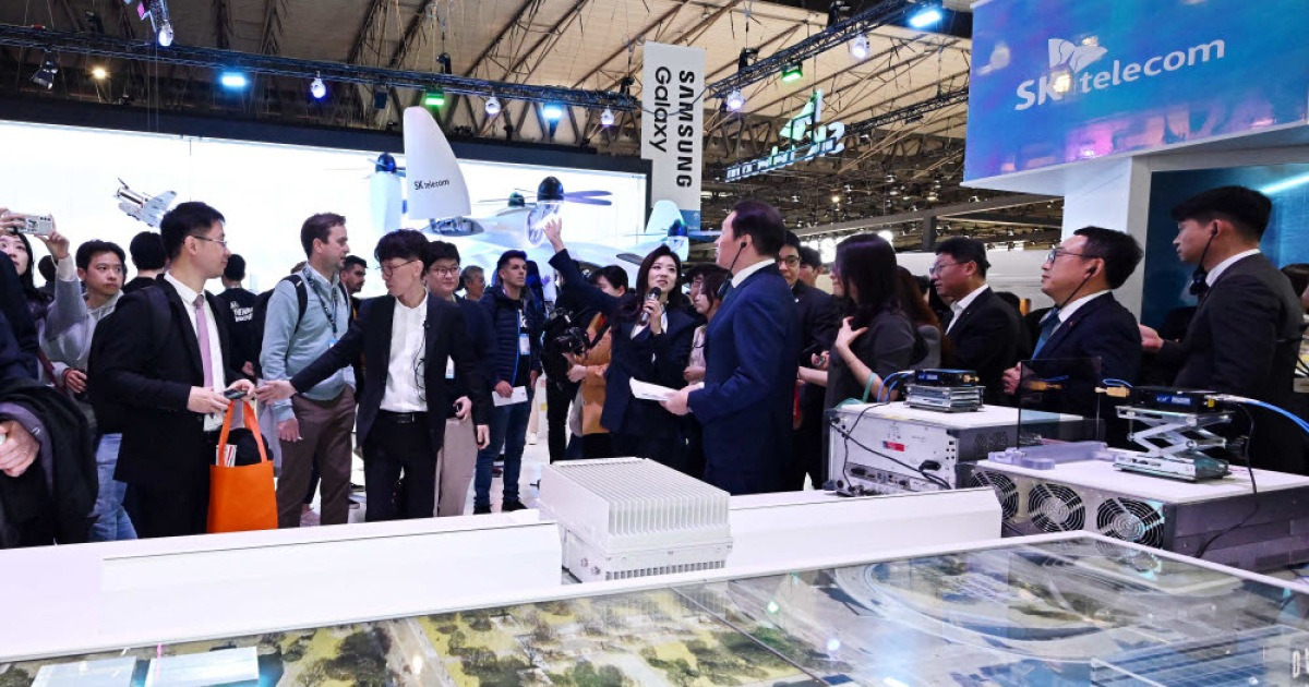 [MWC23]SKT 부스 찾은 최태원