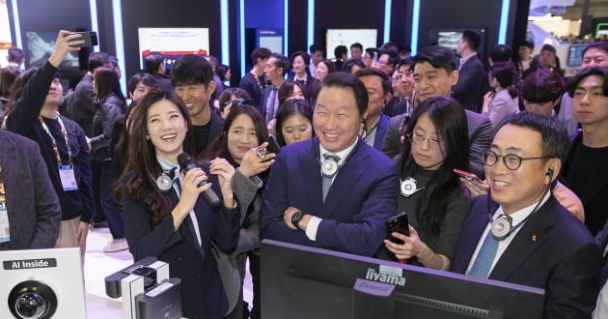 "해보고 하는 얘긴가?"…최태원 SK 회장, MWC서 AI 기술 점검