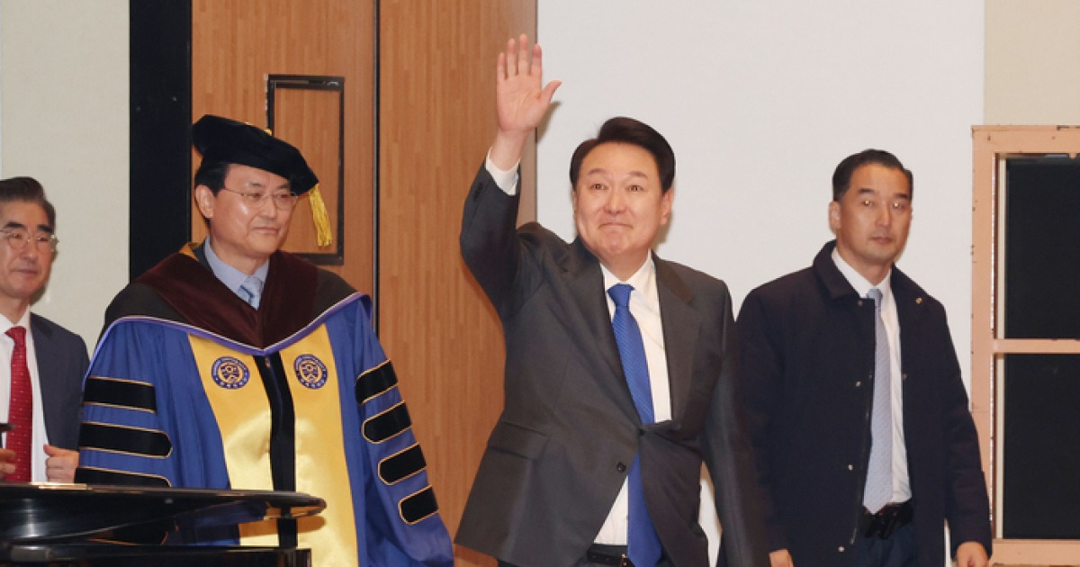 [포토] 연세대 학위수여식 깜짝 방문한 윤 대통령