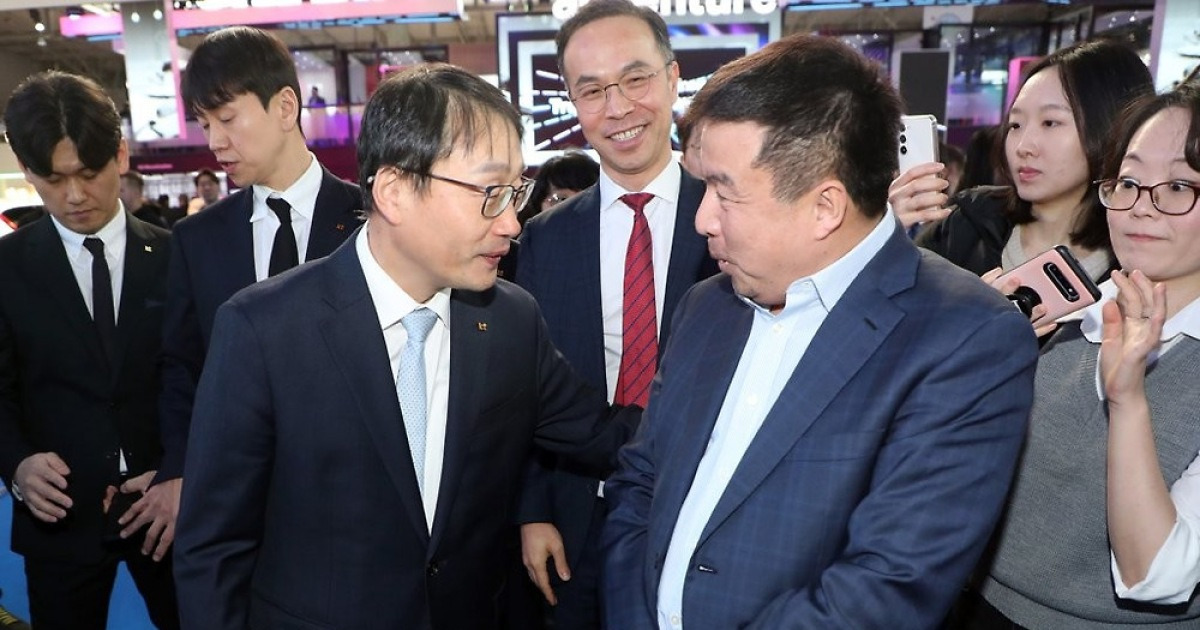 MWC KT 부스 찾은 구현모 대표