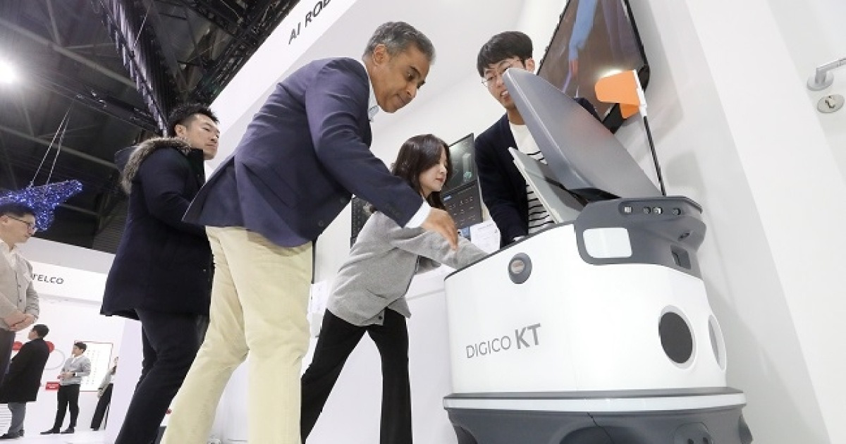 [MWC23]KT, 로봇사업 본격화…자율주행 배송로봇 공개