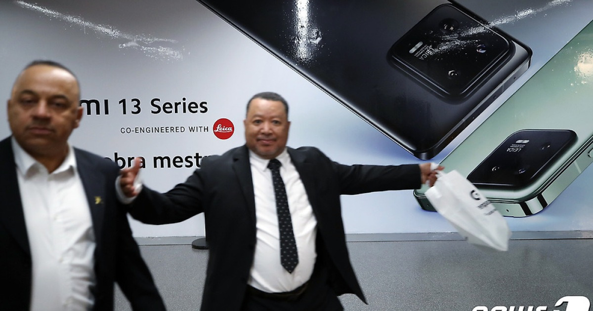 [MWC2023] 샤오미, MWC 전시장 인근 지하철역 광고 점령