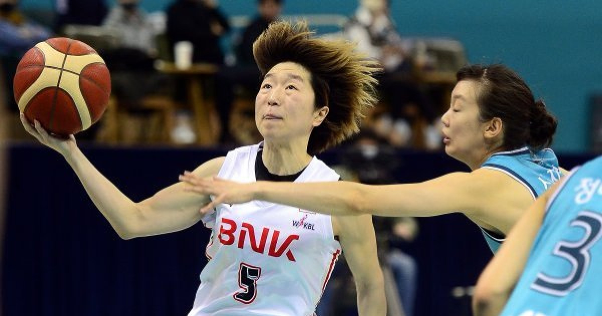 4Q와 연장전 13점 이소희 앞세운 BNK 역전승으로 정규리그 2위 확정!