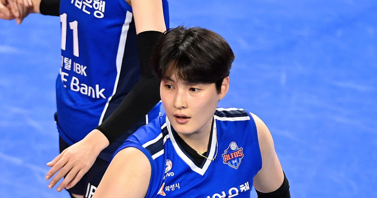 '김희진 무릎수술→재활 1년' IBK, 23-24 시즌 구상도 먹구름 가득