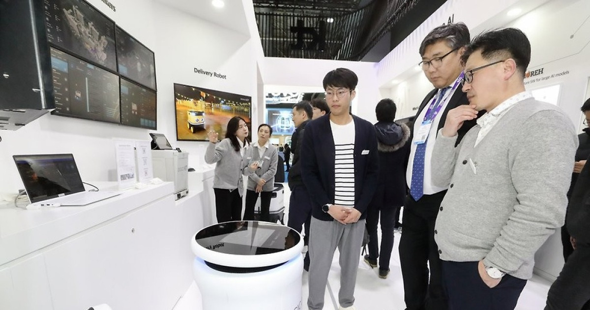 KT, MWC에서 자율주행 배송로봇 공개