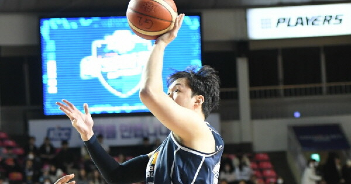 [BK 리뷰] '이승현 넣고, 정창영 주고' KCC, 삼성에 접전 끝에 승리... 3연승 질주