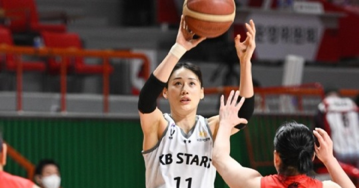 '강이슬 21점 10리바운드' KB, 최종전서 BNK에 역전승