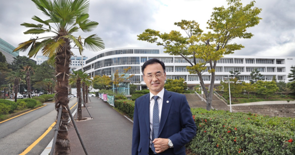 [Meet the President] Pusan National University offers big city living ...