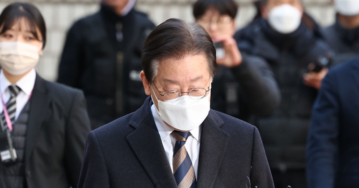 이재명 선거법 재판 피고인 첫 출석…“김문기 몰랐나”에 묵묵부답