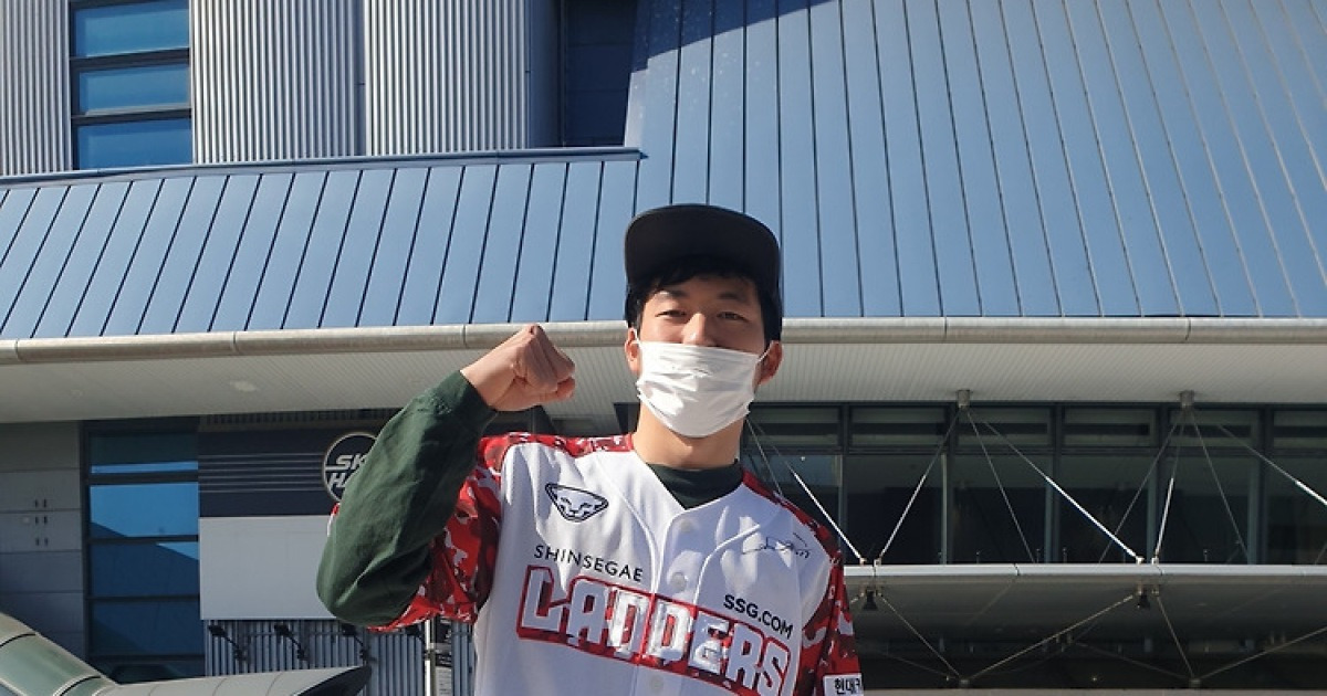 [WBC] SSG 유니폼 입은 '일본인' LG팬…"한일전 어디 응원하죠"