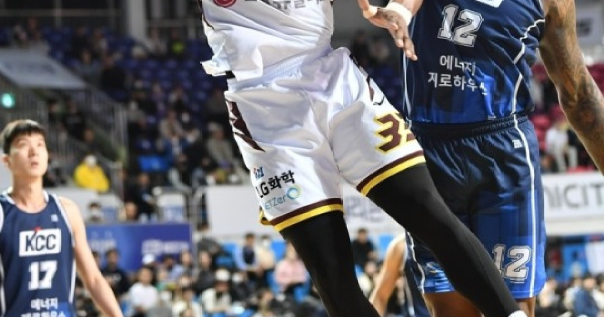 프로농구 LG, KCC에 30점 차 대승…4강 PO 직행 '보인다'