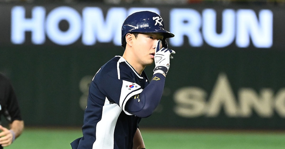 154km 걷어 올린 박건우, 6회 솔로홈런 폭발→'4-6 추격' [WBC]