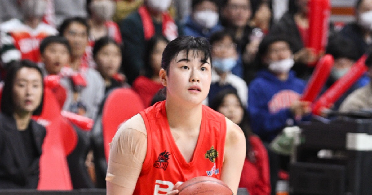 이소희 4쿼터에만 12점, BNK 삼성생명 꺾고 PO 1차전 승리