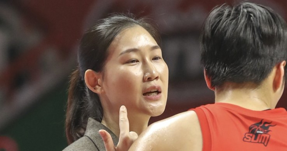 박정은, 여자농구 감독 최초 PO 승리...BNK 이소희 펄펄