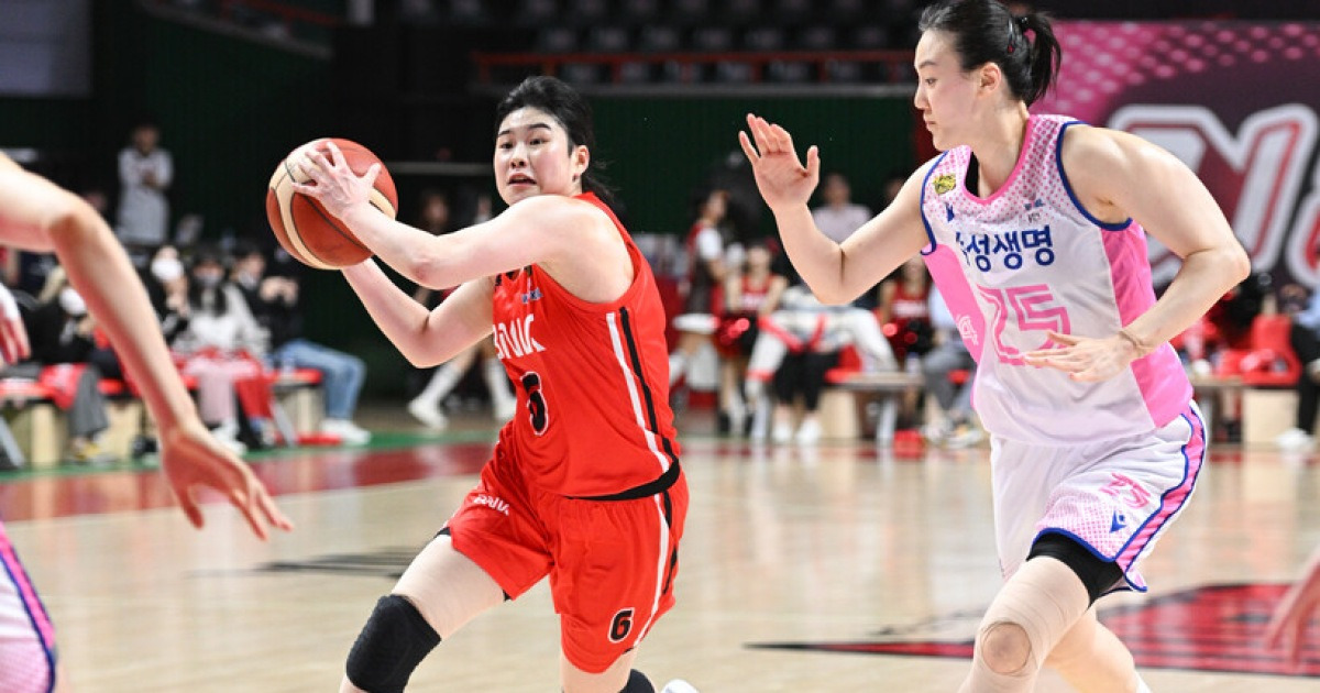 15점 차 뒤집은 BNK, 삼성생명 꺾고 PO 창단&여성 감독 첫 승
