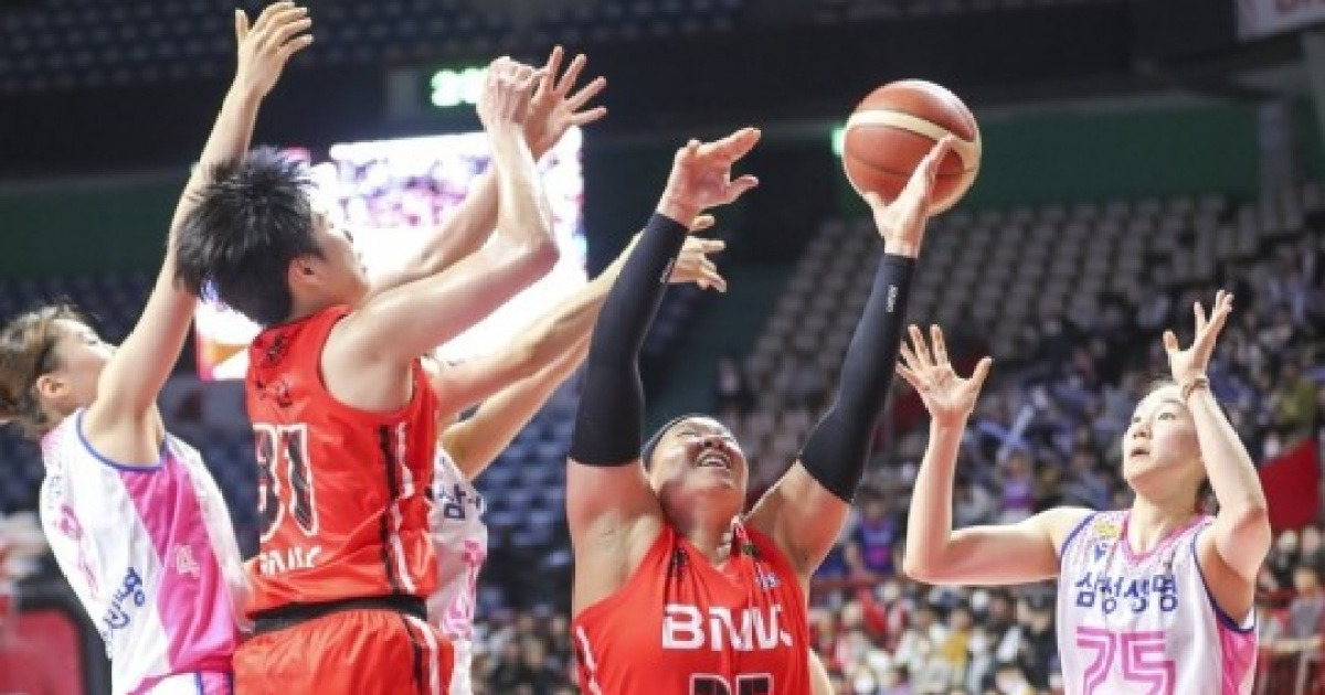 여자농구 BNK, 15점차 역전승…박정은 '여성 감독' PO 첫 승