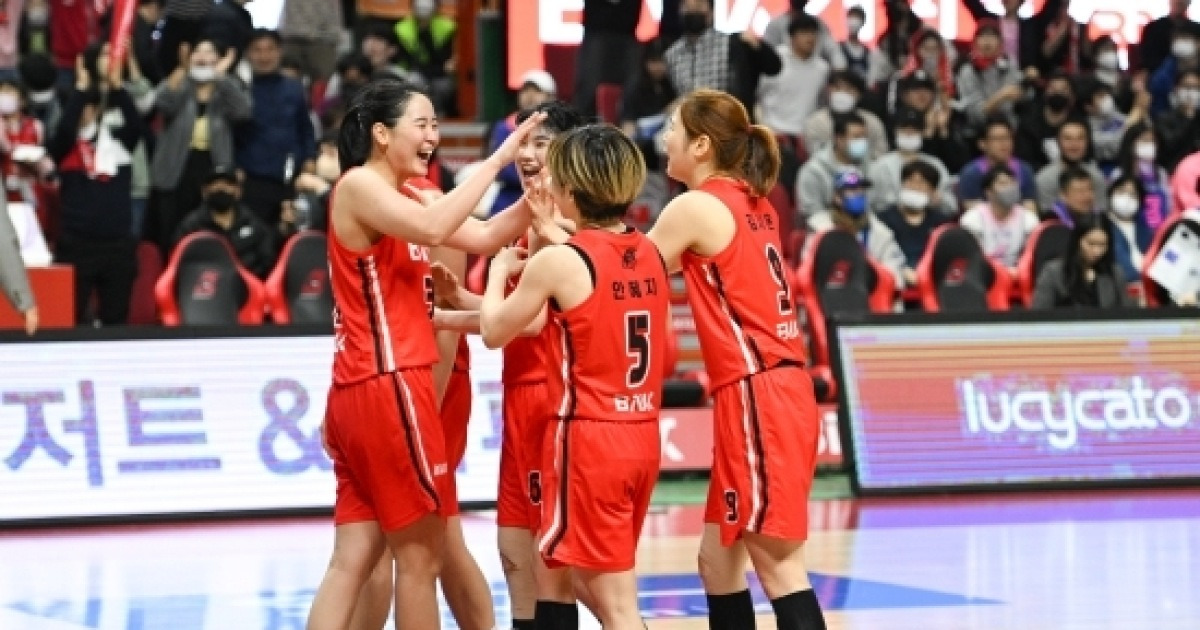 15점차 극복→창단 첫 봄 농구 승리…BNK, 삼성생명 꺾고 85.1% 확률 얻어 [WKBL PO]