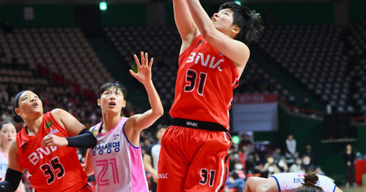 '4분여 남기고 뒤집기쇼' BNK, PO 1차전 승리 '女감독 첫승까지'