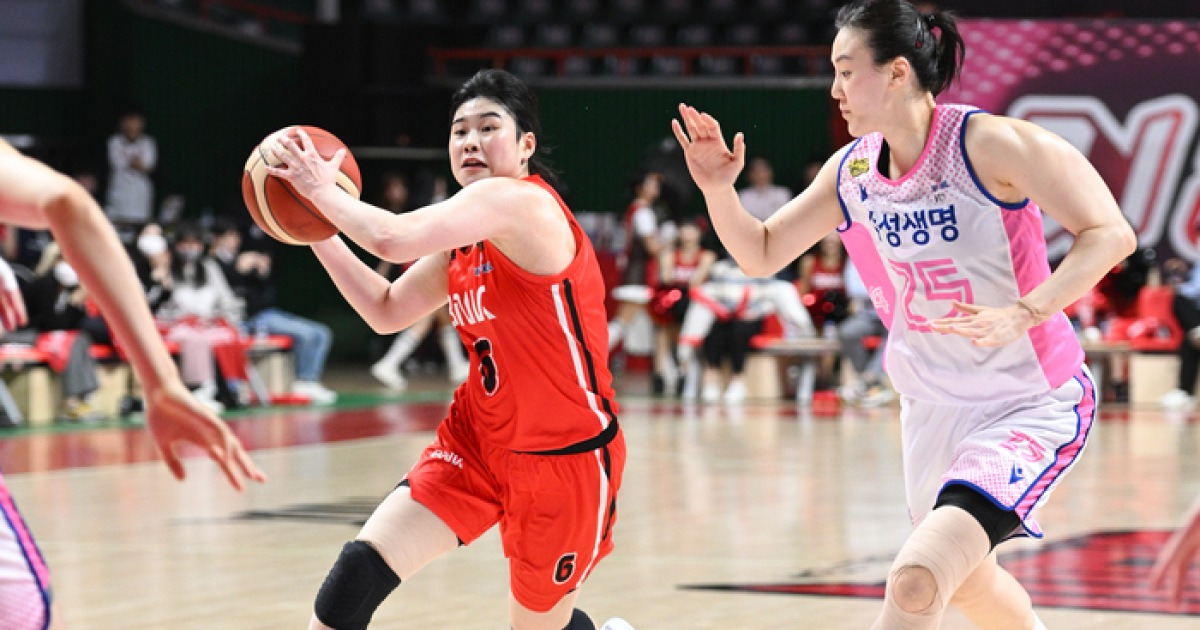 이소희의 4쿼터 지배···BNK, 창단 첫 PO 승리 ‘챔프전이 보인다’