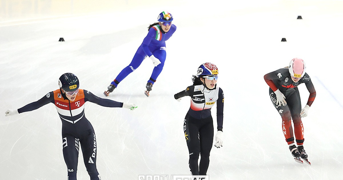 [포토S] 김길리, 3000m 여자 계주 2위로 결승선 통과