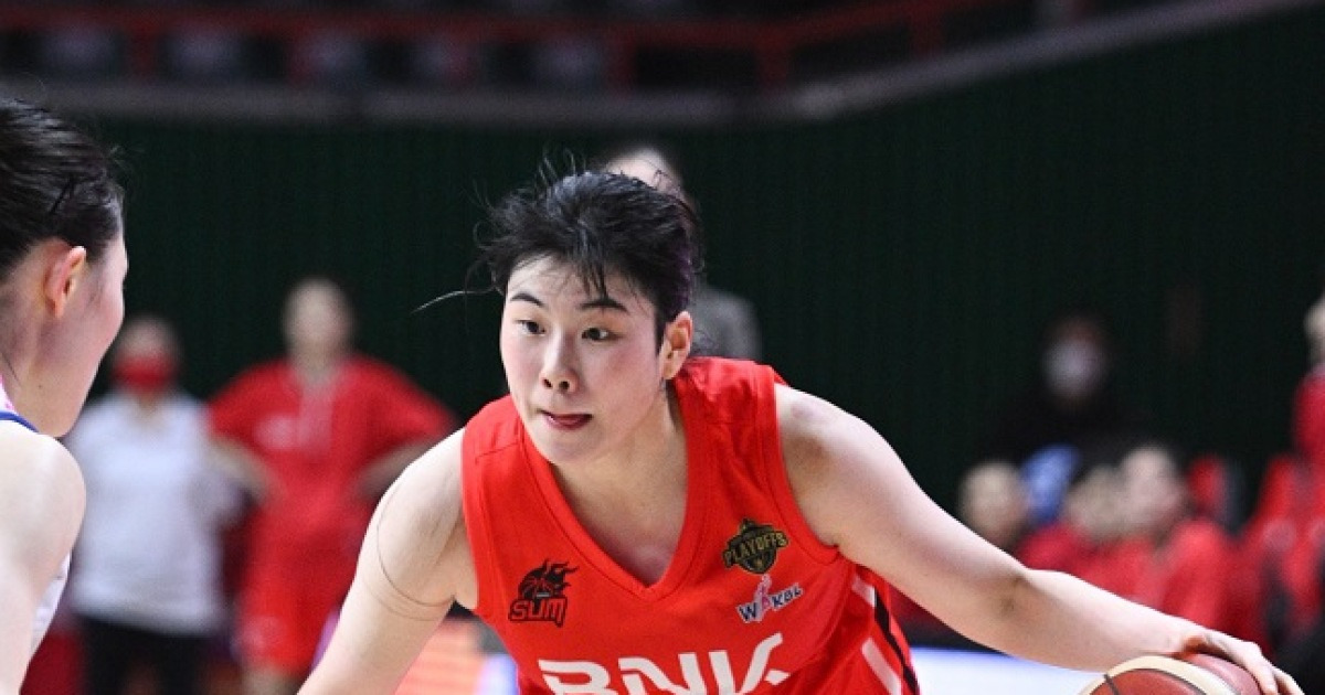 '이소희 4Q 대폭발' BNK, 창단 첫 PO 승리... 15점 차 대역전극 [부산리뷰]