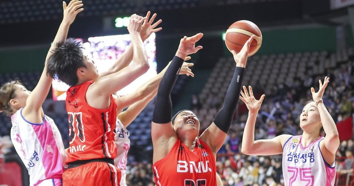 여자농구 BNK, 15점차 역전승…박정은 '여성 감독' PO 첫 승(종합)
