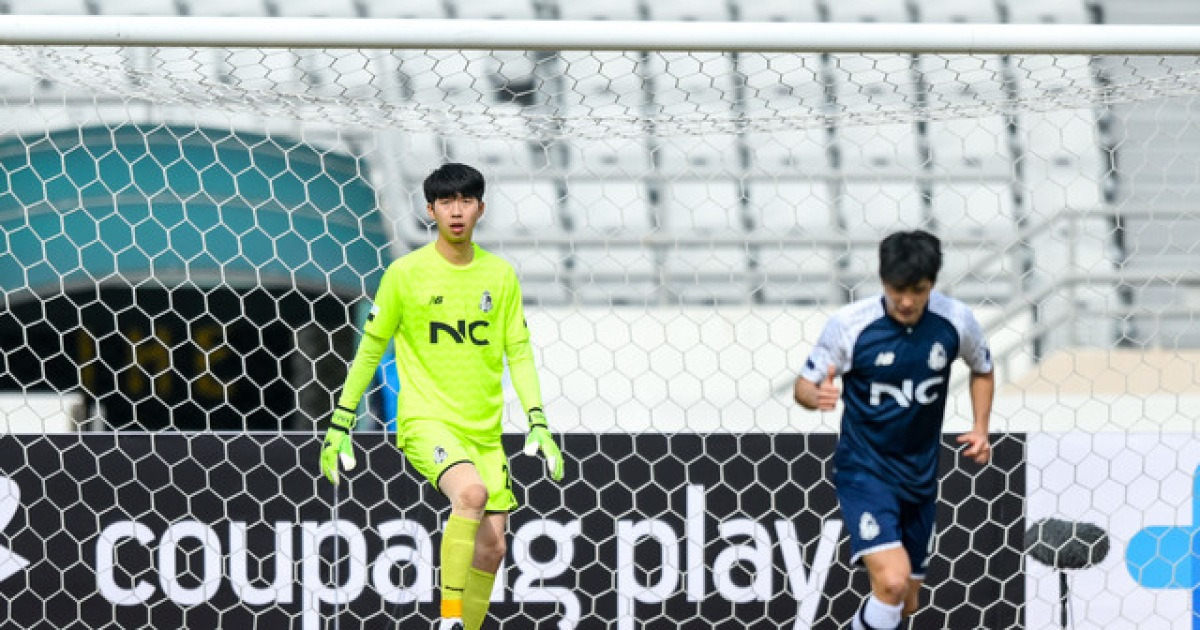 [b11 현장] 3년 만에 다시 뛴 K리그… GK 문정인, "보상이 형 압박할 것!"