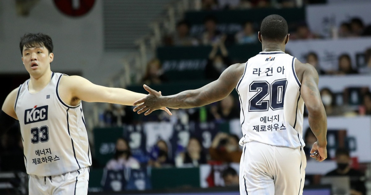전주 KCC, 고양 캐롯 꺾고 6강 PO 진출 청신호