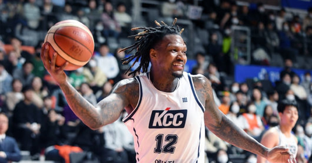 '탐슨 21점+이근휘 4Q 펄펄' KCC, 캐롯 잡고 6위 굳히기 돌입