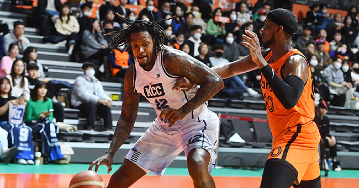 '탐슨 21득점' KCC, 캐롯 누르고 6강 PO 전망 밝혀