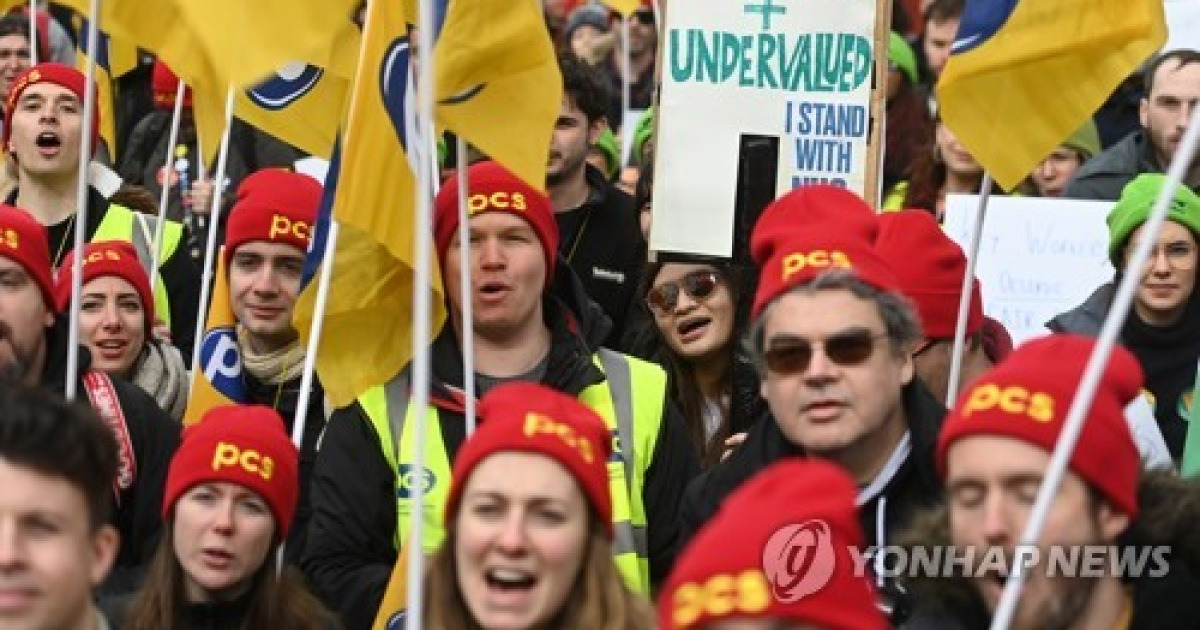 BRITAIN CIVIL SERVANTS STRIKE