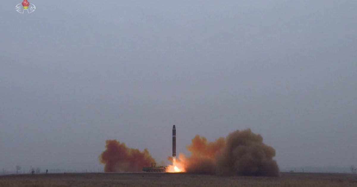 北, 화성-17형 ICBM 고각발사해 1000㎞ 비행…고체연료 가능성 낮아(종합2보)