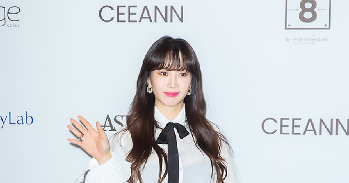 [bnt포토] 한소영 '산뜻한 손인사'(CEEANN 컬렉션)