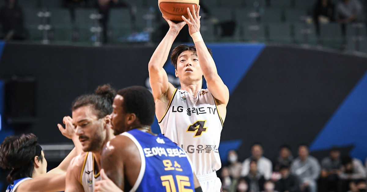 2위 LG, 종료 직전 자유투 2개로 역전승…1위 KGC도 3연패 탈출(종합)
