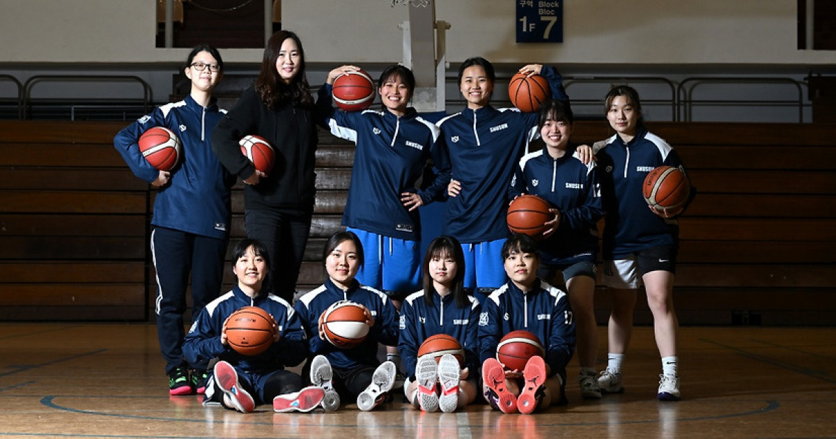 [Weekender] Female SNU students find their footing on basketball court
