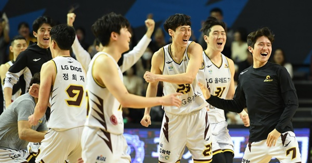 '이재도 역전 자유투' LG, 삼성 격파…1위 KGC와 1G 차