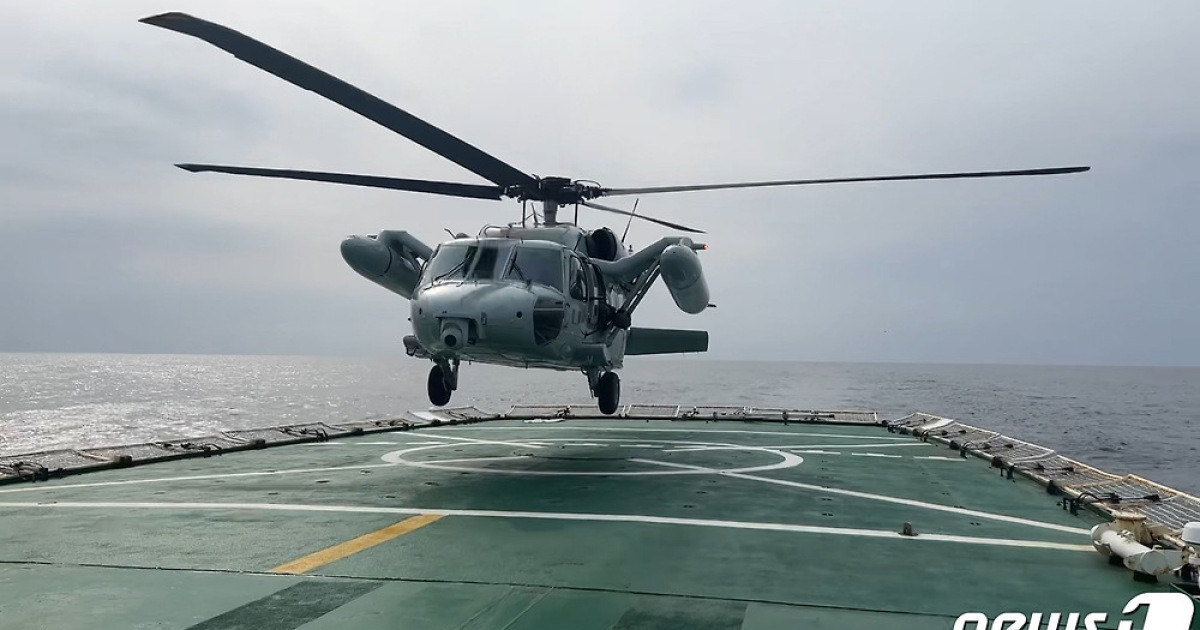 해군 UH-60 포항해경 함정에 착함