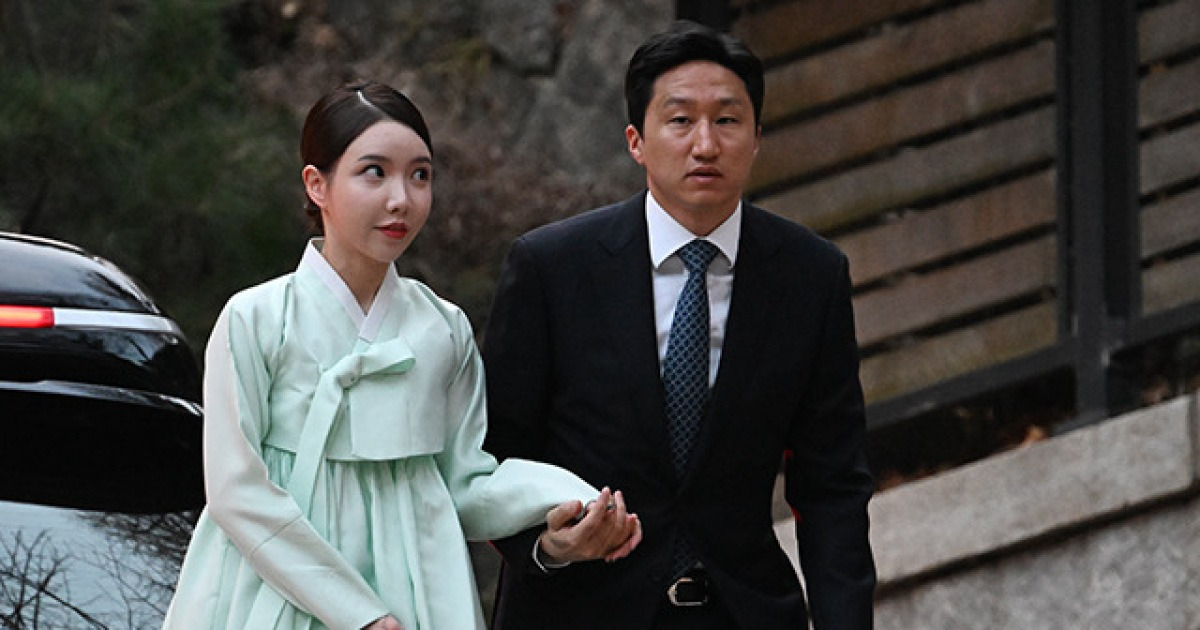 고 정주영 22주기 두 손 꼭 잡은 정기선 부부 [tf사진관]