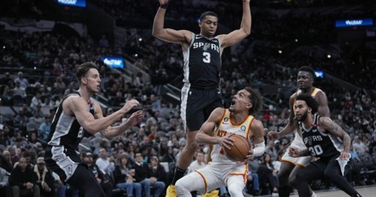 Hawks Spurs Basketball