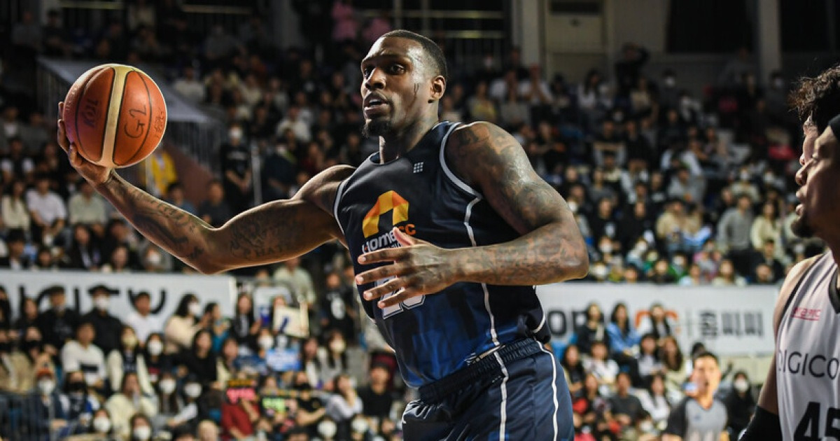 [JB포토] KCC 라건아 '리바운드는 내가 잡는다'