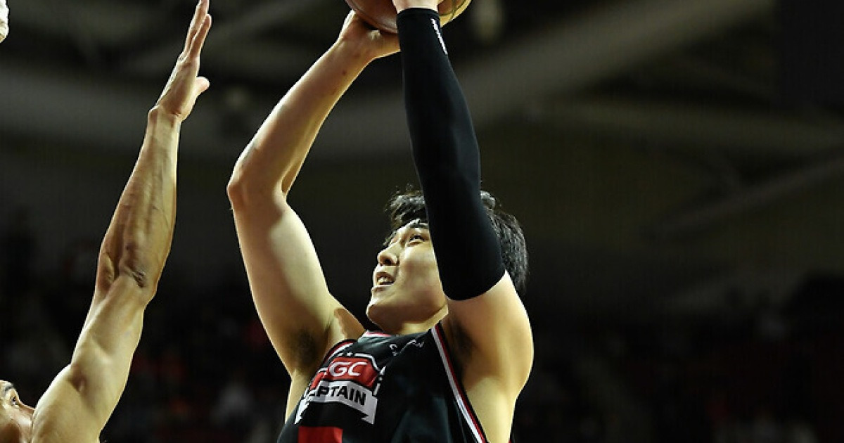 ‘변준형-오세근 맹활약’ 선두 KGC, DB 제압하고 정규리그 우승 자축