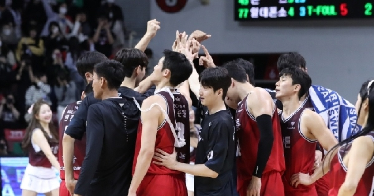 ‘KBL 역대 3번째’ KGC, 와이어 투 와이어 1위 확정…KCC, 6강 PO 막차 탔다