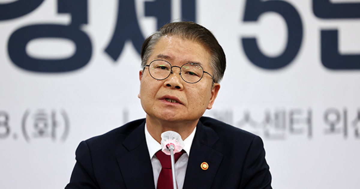 Korean labor minister calls for corporate role in improving working ...